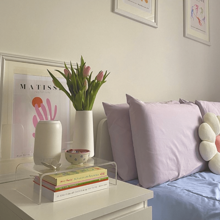 10 Beautiful And Practical Small Bedside Table Ideas